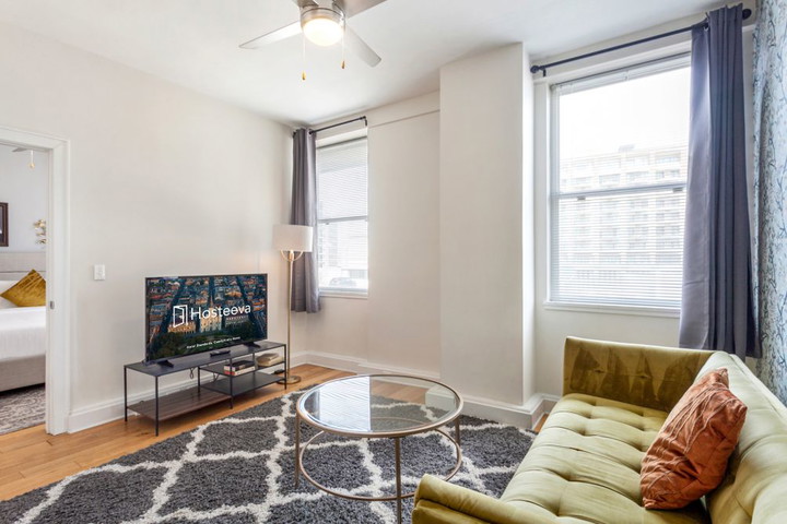City Chic Living: 1br Condo With Pool, French Quarter Delight - United States