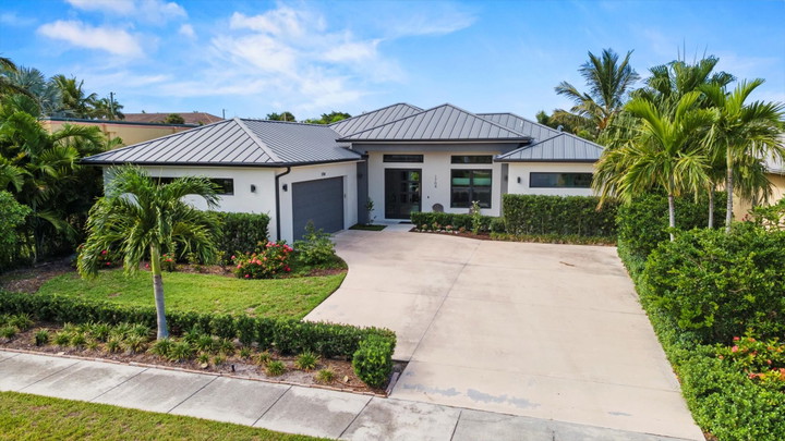 Heated Pool And Spa With Bikes - Cozy Tropical Escape - Fort Pierce, FL