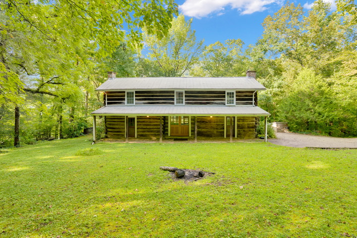 Scenic River Access And Cozy Firepit Experience - Charming Log Cabin - Chattanooga, TN