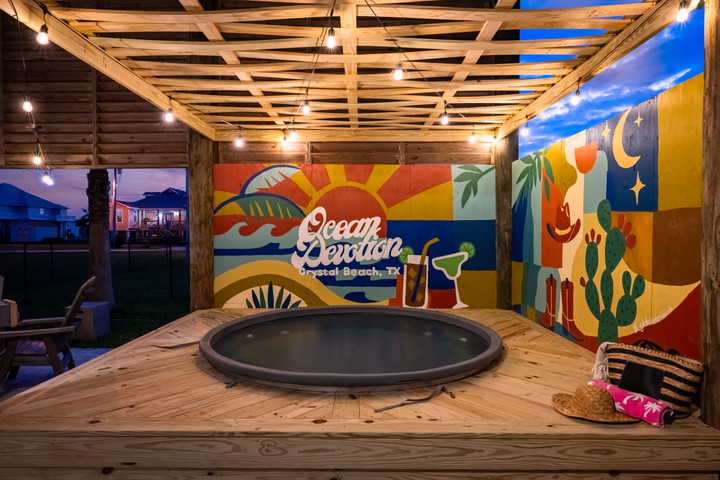 Tiki Bar And Spacious Deck - Charming Coastal Escape - Crystal Beach, TX