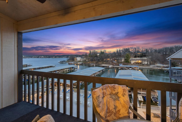 Lakeview For Two - Lakeside Pool & Top Floor! - United States
