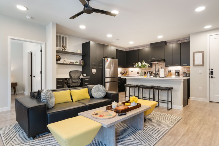 Near Drinks + Food | Pool + Gym | Condo W/ Parking - Austin, TX