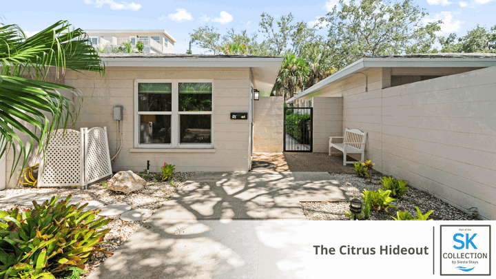 Tropical Retreat With Screened Porch And Beach Access - Charming Oasis - Siesta Key, FL