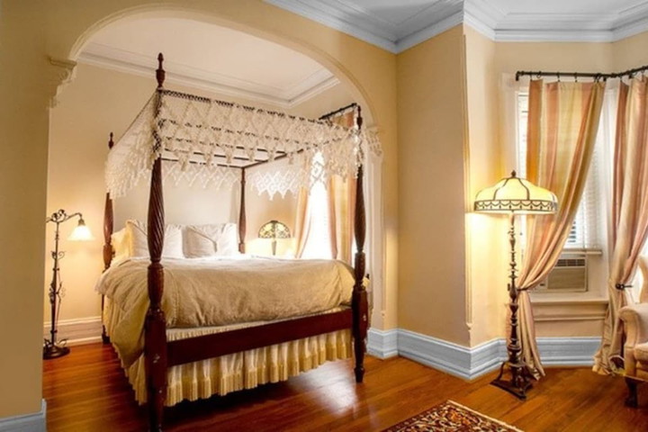 Historic Dupont Circle Inn ~ Canopy Room - Washington, D.C.