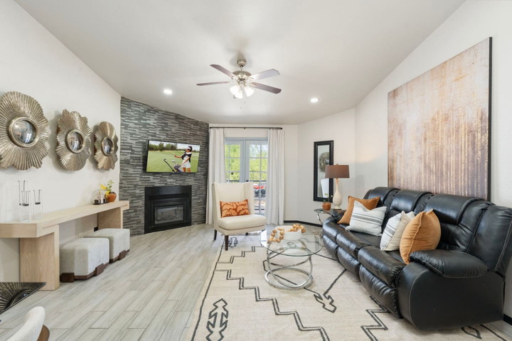 Central To Everything! 2 Bed W/pool And Fireplace - Phoenix, AZ