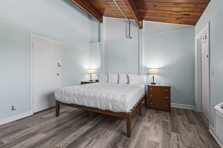 Shared Balcony And On-site Dining Options - Charming Coastal Retreat - Bahamas