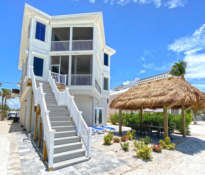 Expansive Lanai And Beachfront Access - Captivating Beachfront Oasis - Bonita Springs, FL