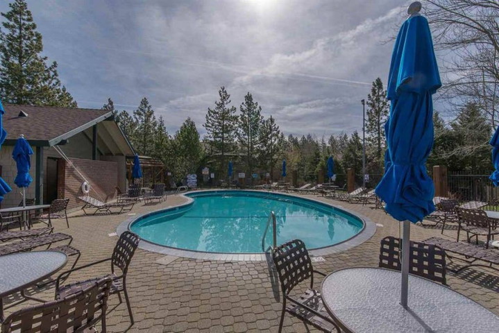 Bright Living Space And Enclosed Deck - Charming Lake Retreat - Lake Tahoe
