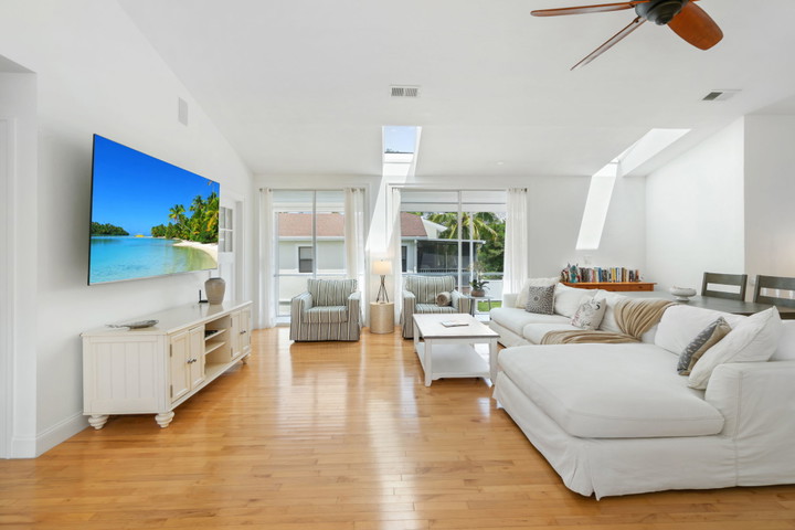 Spacious Retreat With Elevated Balcony And Grill - Charming Beach Haven - Bonita Springs, FL
