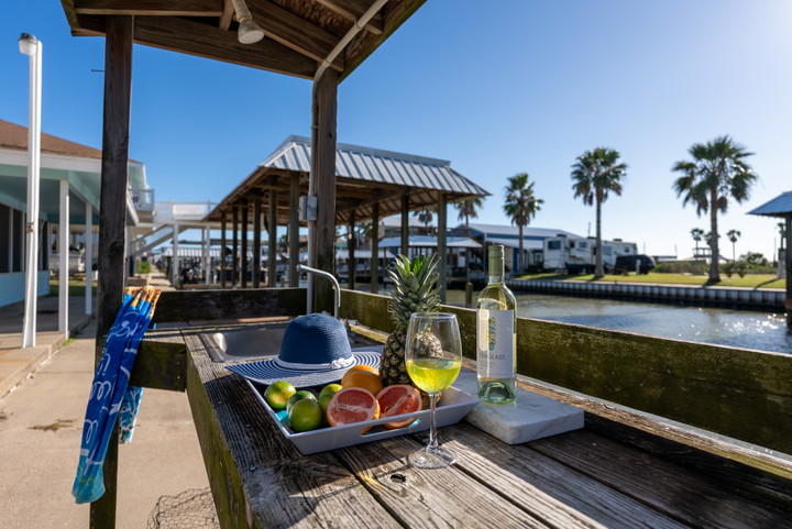 Waterfront Access And Outdoor Kitchen - Spacious Coastal Haven - Crystal Beach, TX