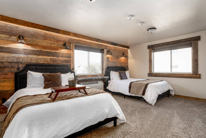 Charming Oasis With Spacious Amenities - Exquisite Hideaway Retreat - West Yellowstone, MT