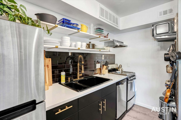 Riverside Gem For 4 | Swimming Pool + Free Parking - Austin, TX