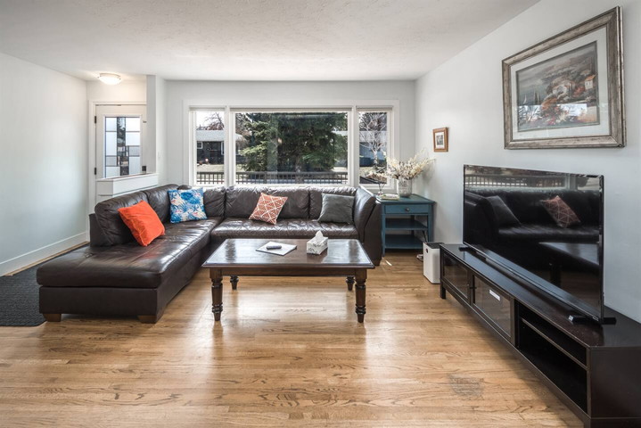 E@home Entire House 5br2ba&central By Chinook Mall - Canada