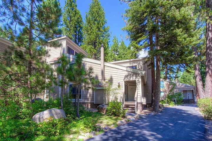Spacious Living With Cozy Fireplace And Pool - Stylish Mountain Retreat - Carson City, NV