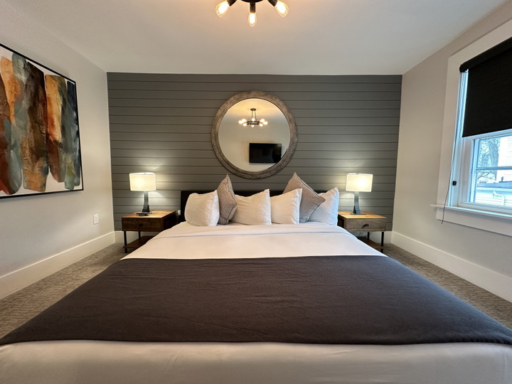 Large Three Room Suite 2 Bed/1 Bath In Downtown - Rhode Island