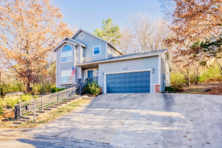 Walk To U Of A | Monthly Stays W/ Desk & Garage - Fayetteville, AR