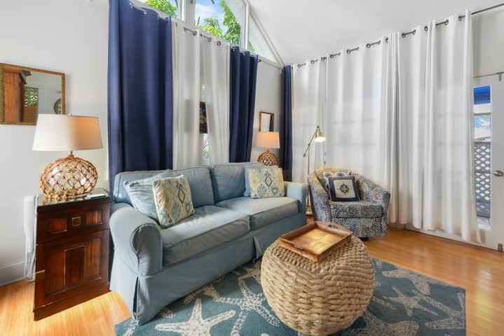 Charming Deck And Inviting Living Space - Serene Coastal Retreat - Key West, FL
