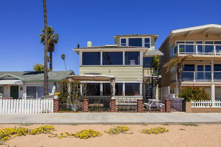 1002 E. Oceanfront | Biggest Oceanfront In Newport Sleeps 20 - Newport Beach, CA