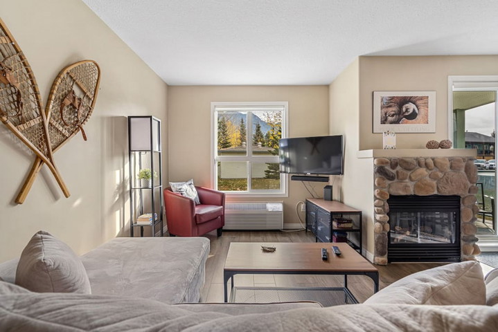 Polar Peak | Hot Tub | Pool | Gas Fireplace - Canada