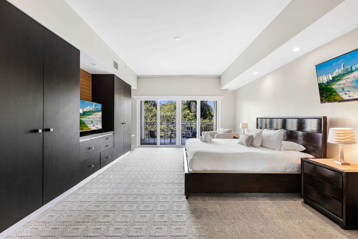 Modern 2-story Retreat | Prime Doral + Pool & Gym - Bahamas