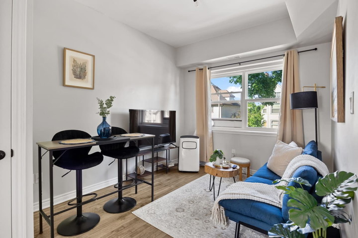 1br Walkerville Suite + Private Office | Sleeps 2 - Windsor