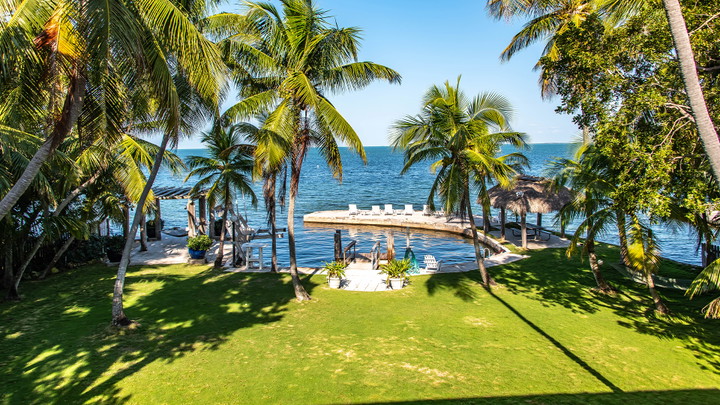 Lush Tropical Setting With Dockage - Charming Coastal Retreat - Bahamas