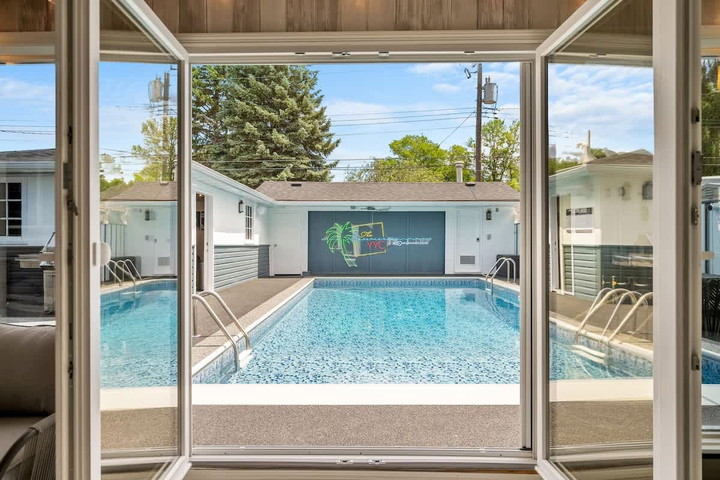The Experience - Pool Hot Tub Theater Games Rm Pub - Canada