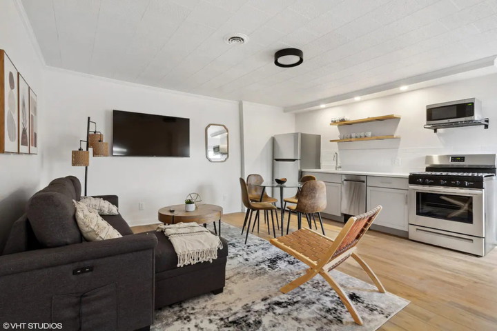 Sunny Upstairs Flat With Free Parking - Ottawa, IL