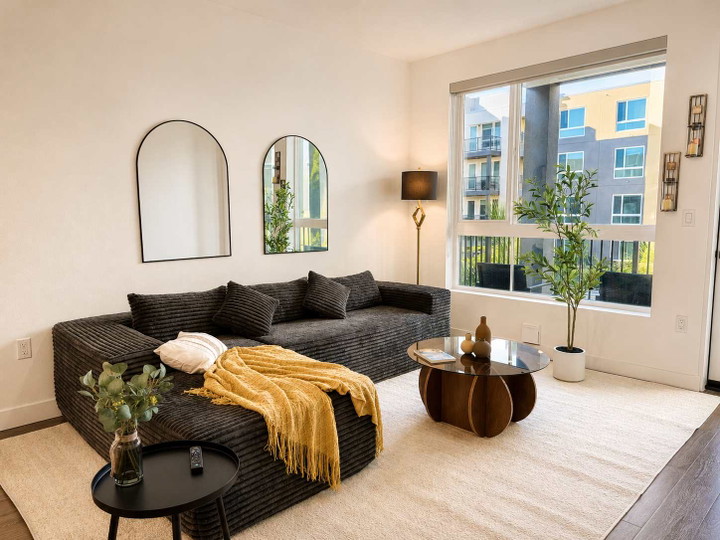 Bright Apt 10 Min To Disneyland W/ Pool & Gym - Irvine, CA