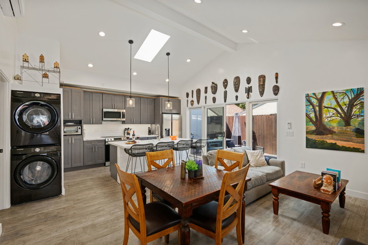 New Rustic Villa – 2bd, 2ba Close To Beach And Everything! - Santa Barbara, CA