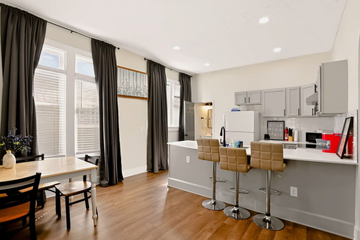 Spacious 2br Near Downtown Indy | Free Parking - Indianapolis, IN