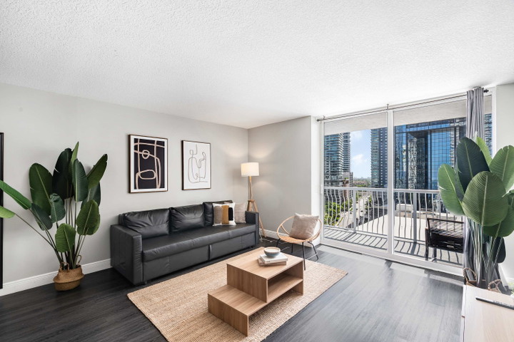 Spacious 3br Condo | Free Parking | Sleeps 9 - Miami, FL