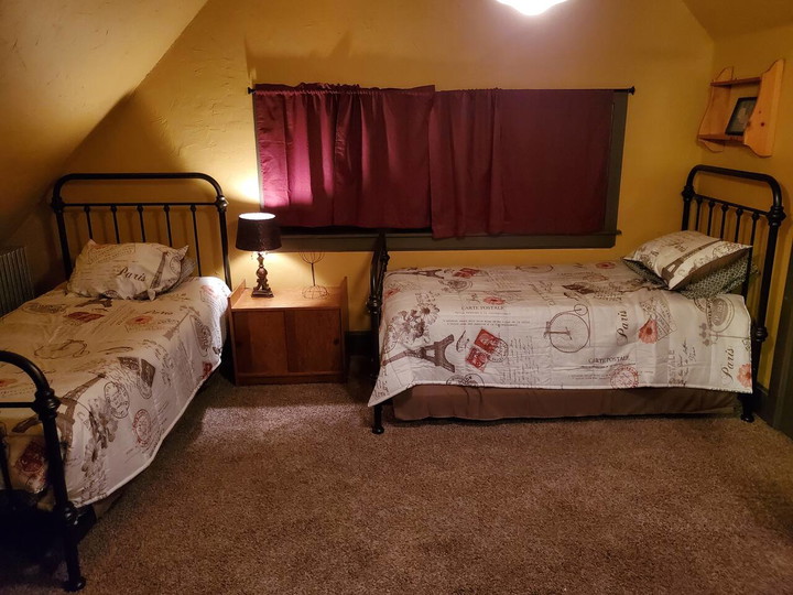 Cozy Setting And Historic Charm - Inviting Victorian Haven - Sioux Falls, SD