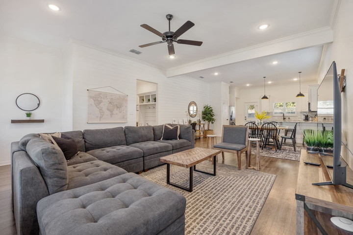 The Alamo House / King Size Bed Fast Internet! - Tyler, TX