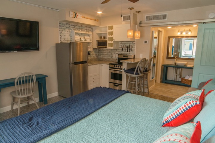 Beach Front Amenities And Heated Swimming Pool - Quaint Coastal Retreat - North Redington Beach, FL
