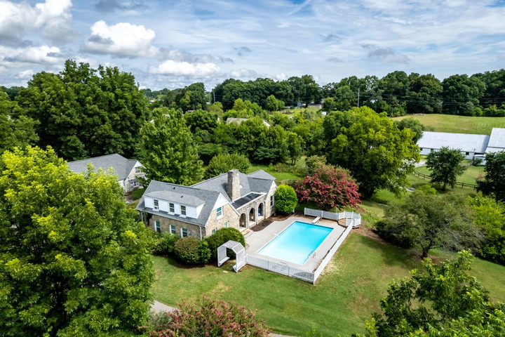 Tranquil Mountain Escape: Luxurious 5-bedroom Farmhouse With Pool - Maryville, TN