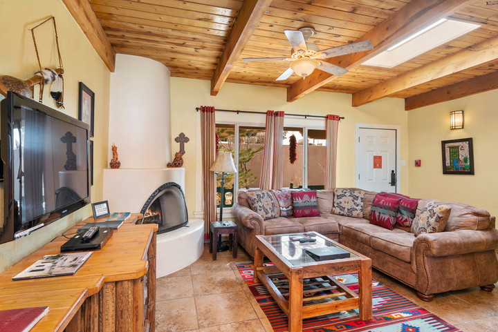 Private Patio And Authentic Kiva Fireplace - Charming Rustic Oasis - Santa Fe, NM
