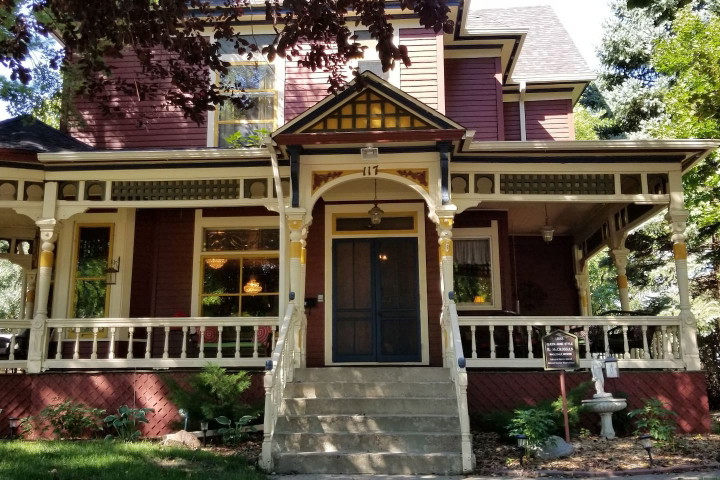Cozy Social Area And Historic Charm - Inviting Victorian Escape - Sioux Falls, SD