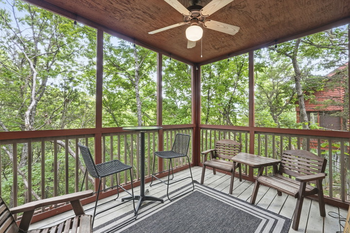 Cozy Fireplace And Screened Balcony Escape - Charming Log Cabin - Branson, MO