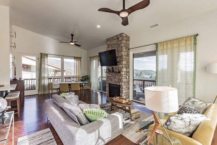 Expansive Deck And Stunning Surroundings - Stylish Mountain Haven - 파인