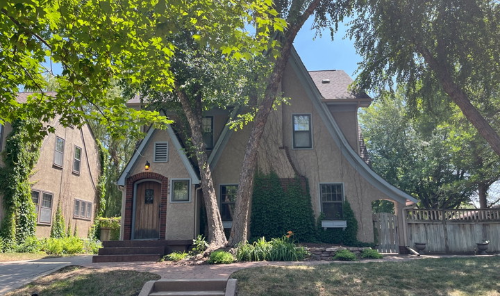 Spacious Backyard And Cozy Gatherings - Charming Historic Retreat - Sioux Falls, SD