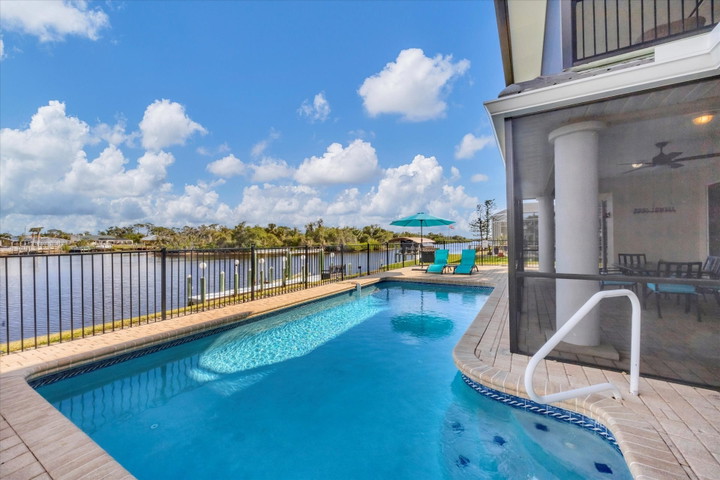 Canal Access And Spacious Lanai - Charming Waterside Retreat - Port Charlotte, FL