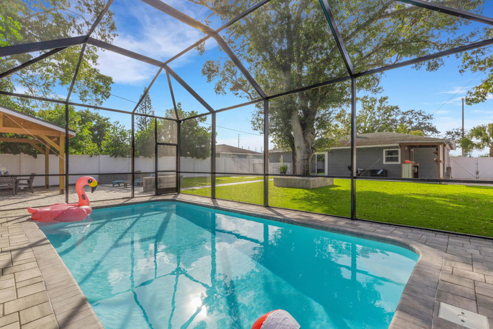 Charming 2br Home W Heated Pool In Clearwater, Perfect For 5 Guests Near The Beach! - Clearwater, FL