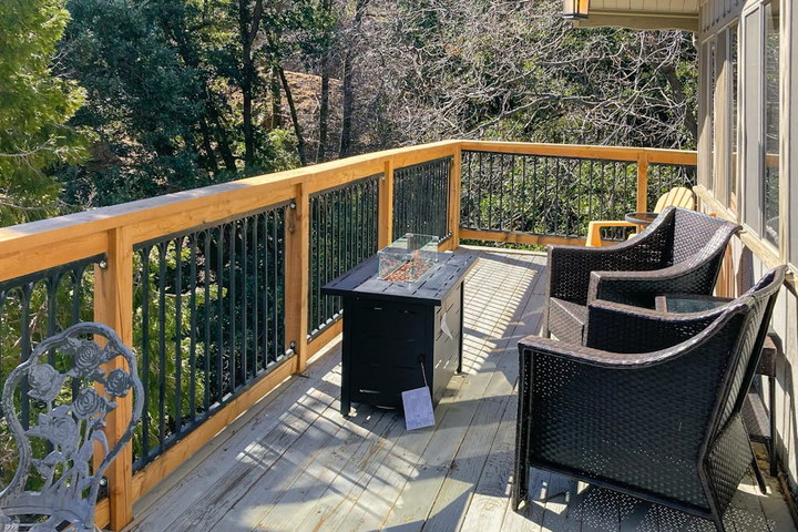 3bd- Dog-friendly Cabin 3 Min To The Lake Gregory With Fireplace, A/c, Balcony & Bbq - Crestline, CA