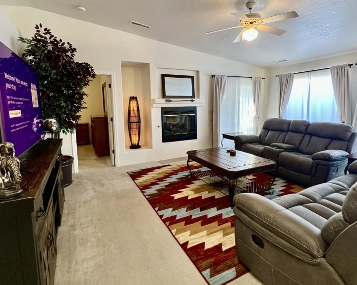 Spacious Living Area And Chef's Kitchen - Inviting Family Retreat - Prescott, AZ