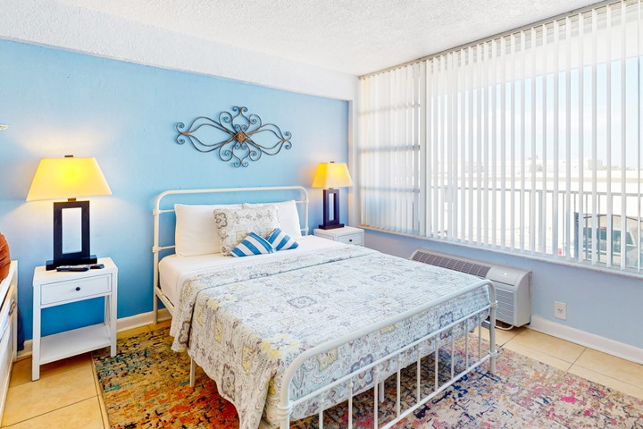 Beachfront Studio With Balcony & Pool – Walk To Boardwalk Fun - Daytona Beach, FL