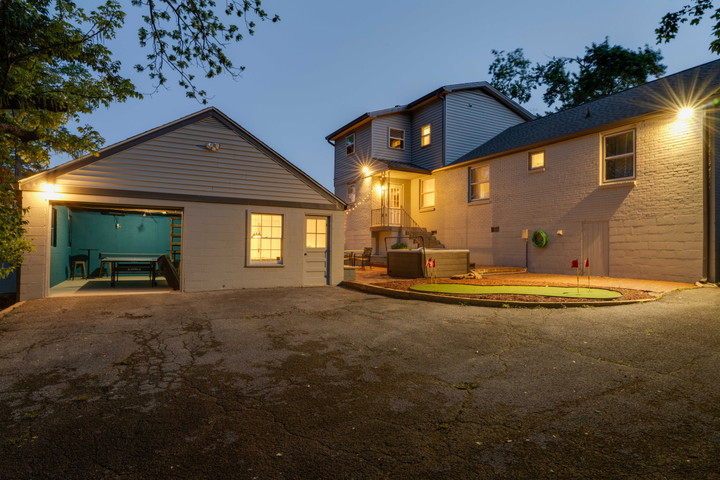 The Nashville Playground: 5br Home With Hot Tub, Cinema, And Arcade - Nashville, TN