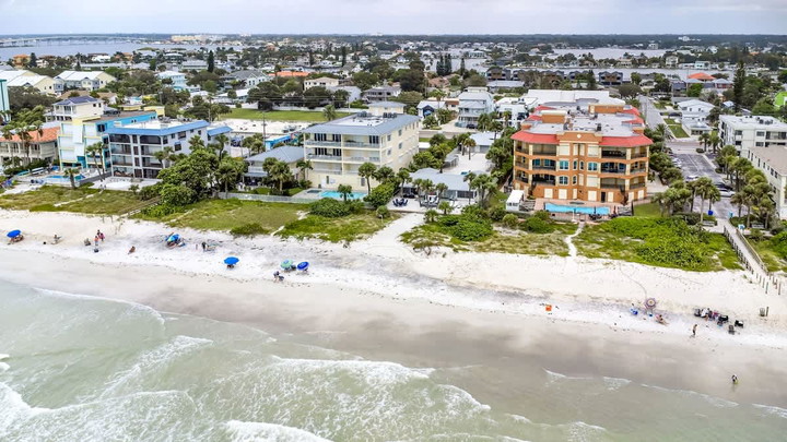 3 Palms Beach House | Steps To The Beach - Indian Rocks Beach, FL