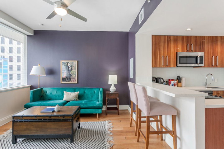 Chic Urban Haven: 1br Condo With Rooftop Pool In Nola - United States