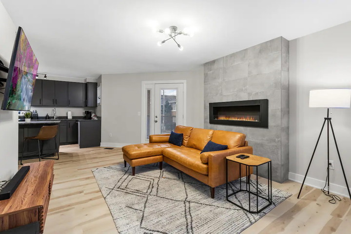 Spacious Living Area And Rooftop Bar Access - Stylish Haven - 클락스빌